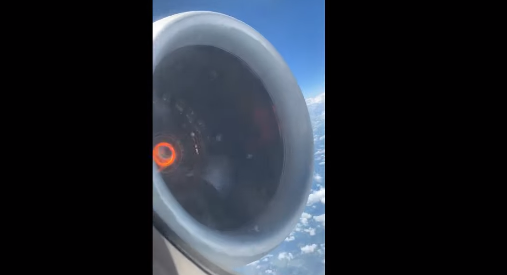 Passenger Records Terrifying Footage of the Moment When a Delta Engine ...